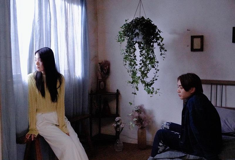 拍MV與女主角玩完甲蟲再爆喊 柳應廷Jer盼《離別的規矩》讓樂迷抒發離愁別緒 | am730