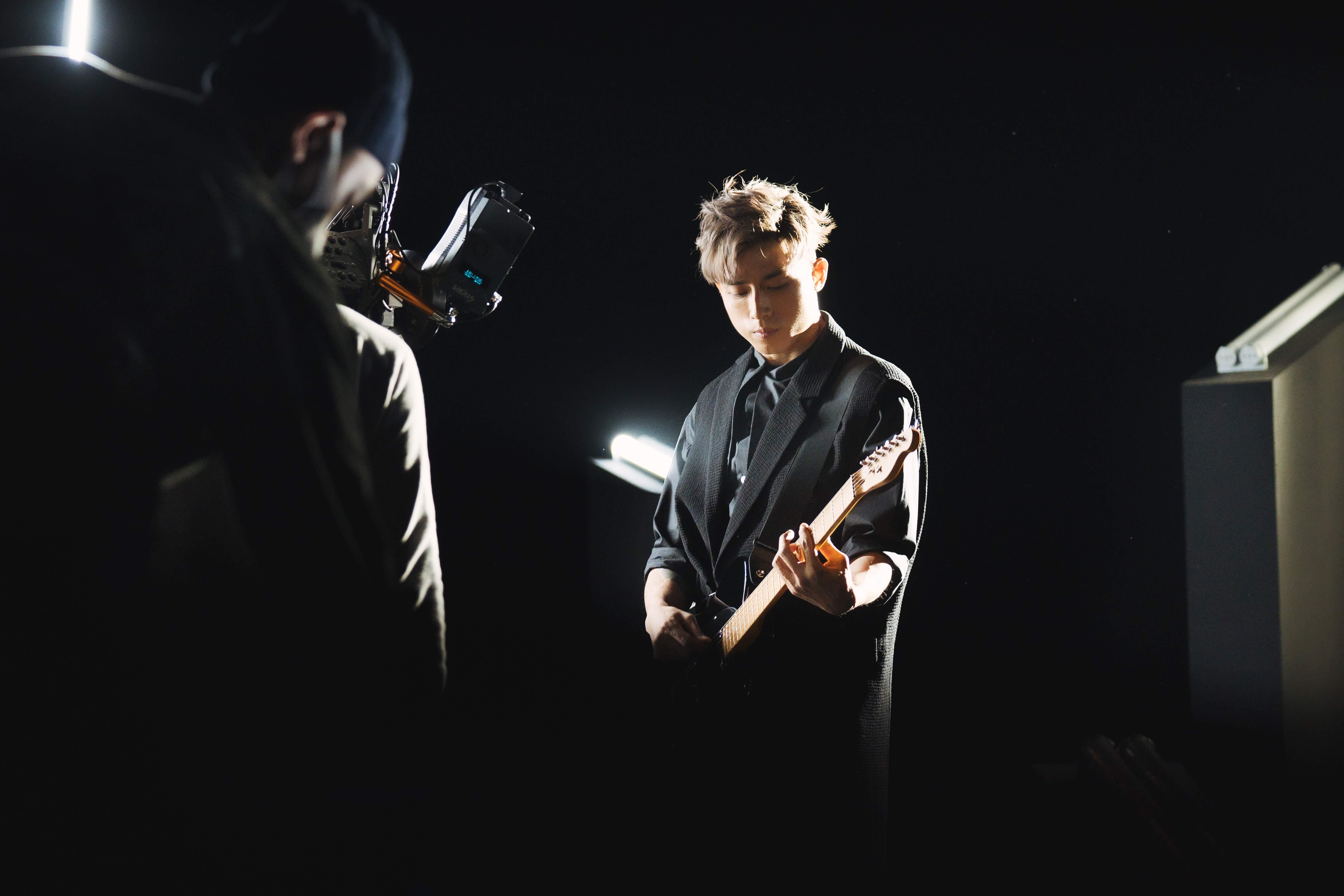 AK@MIRROR鏡頭前彈結他出晒汗 拍廣告似開騷好high | am730