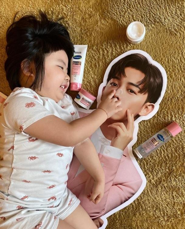 Lucy收偶像人形紙板即搬入睡房 甜到漏幫MC搽Cream | am730