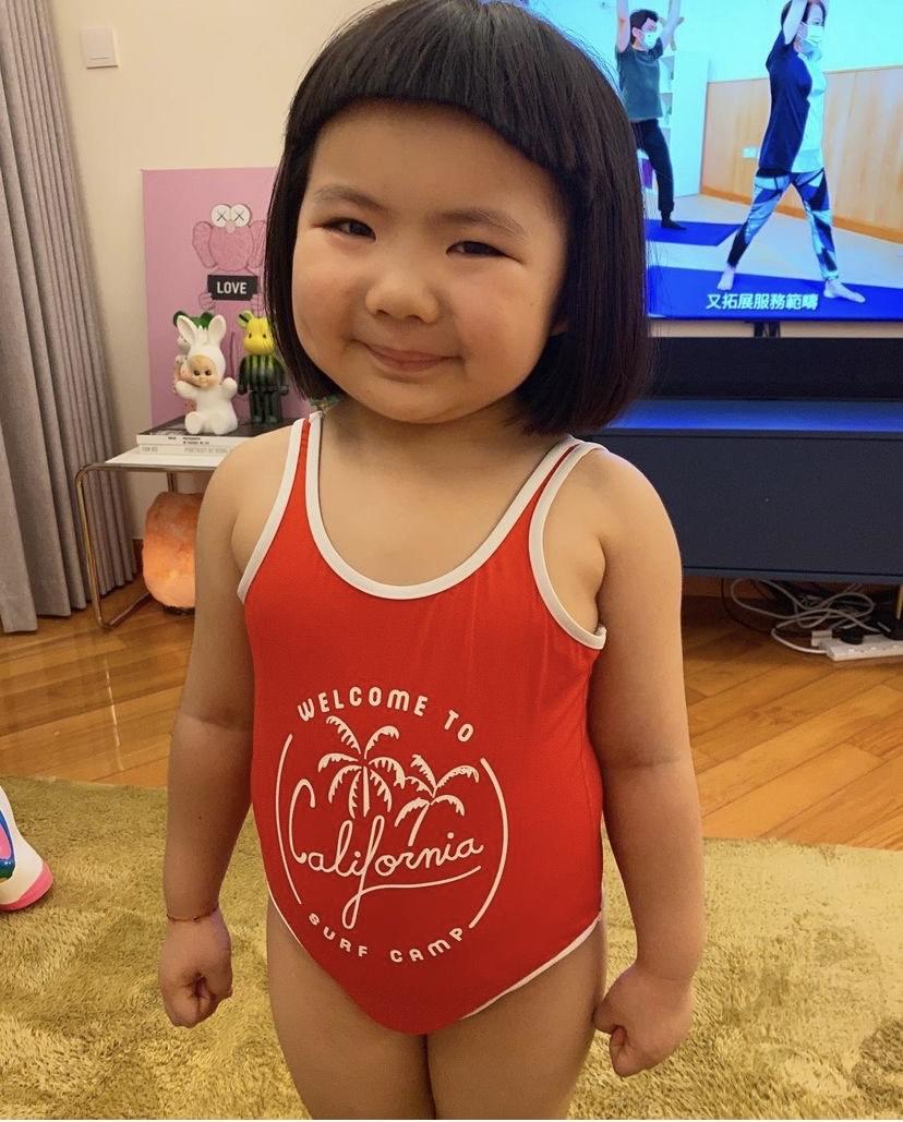 4歲Lucy 著火紅泳衣被嘲似「金太郎」 | am730