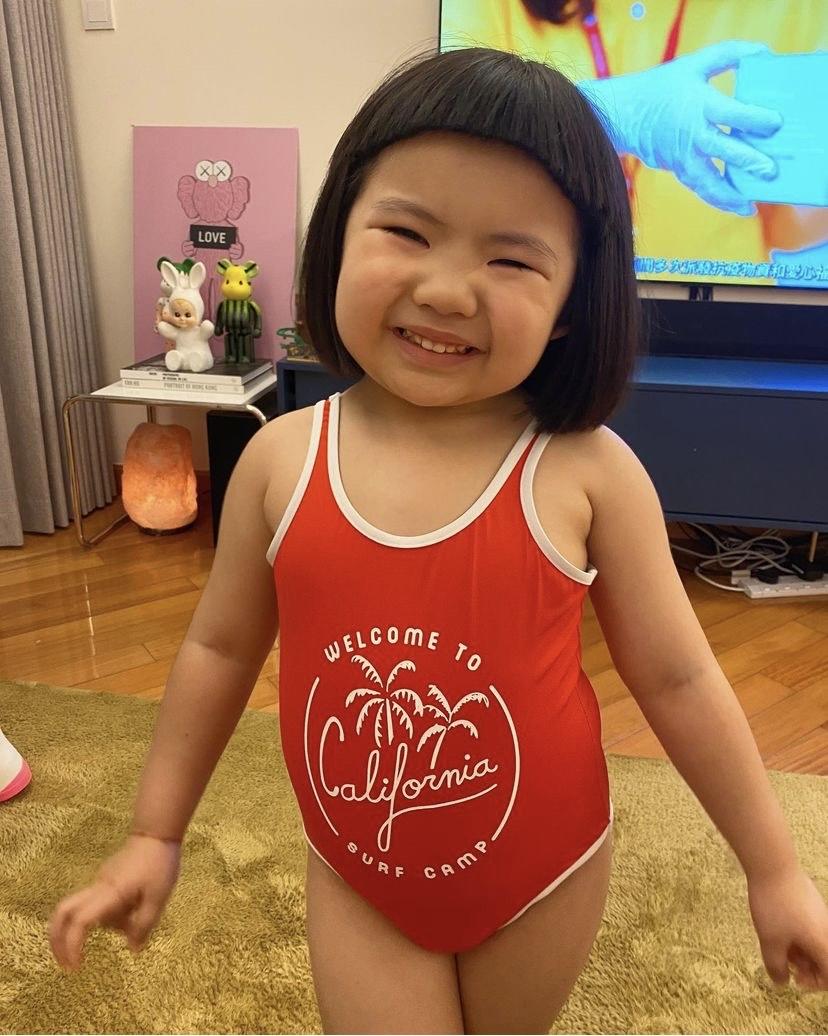 4歲Lucy 著火紅泳衣被嘲似「金太郎」 | am730