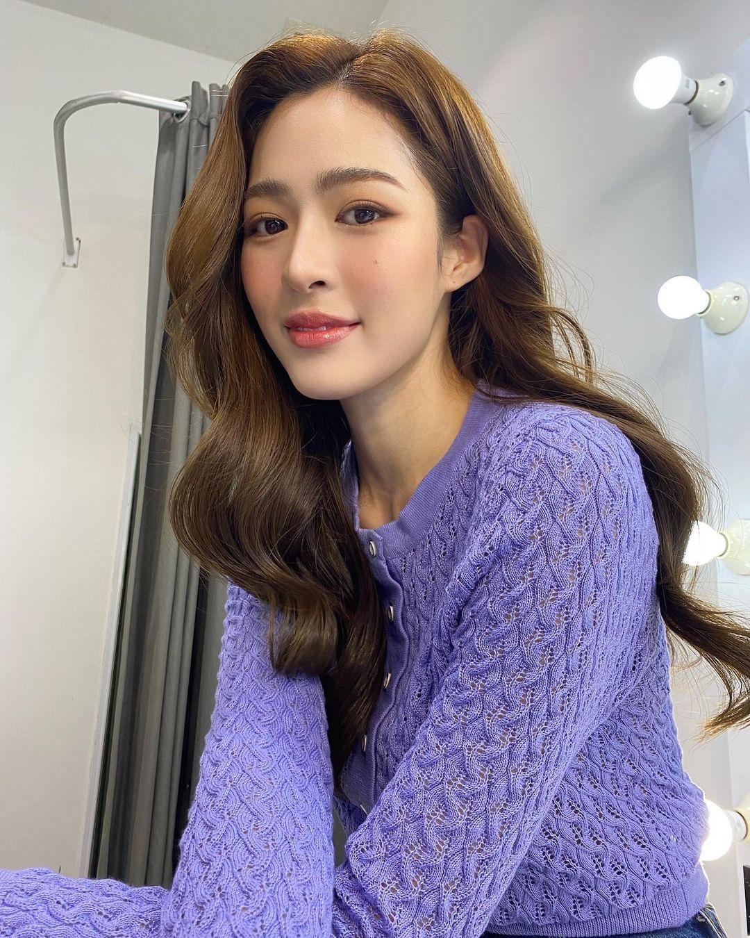 冲遊泰國7｜港泰混血女主持Sirilak好吸睛 精通四種語言 今年首度升呢做女一 | am730