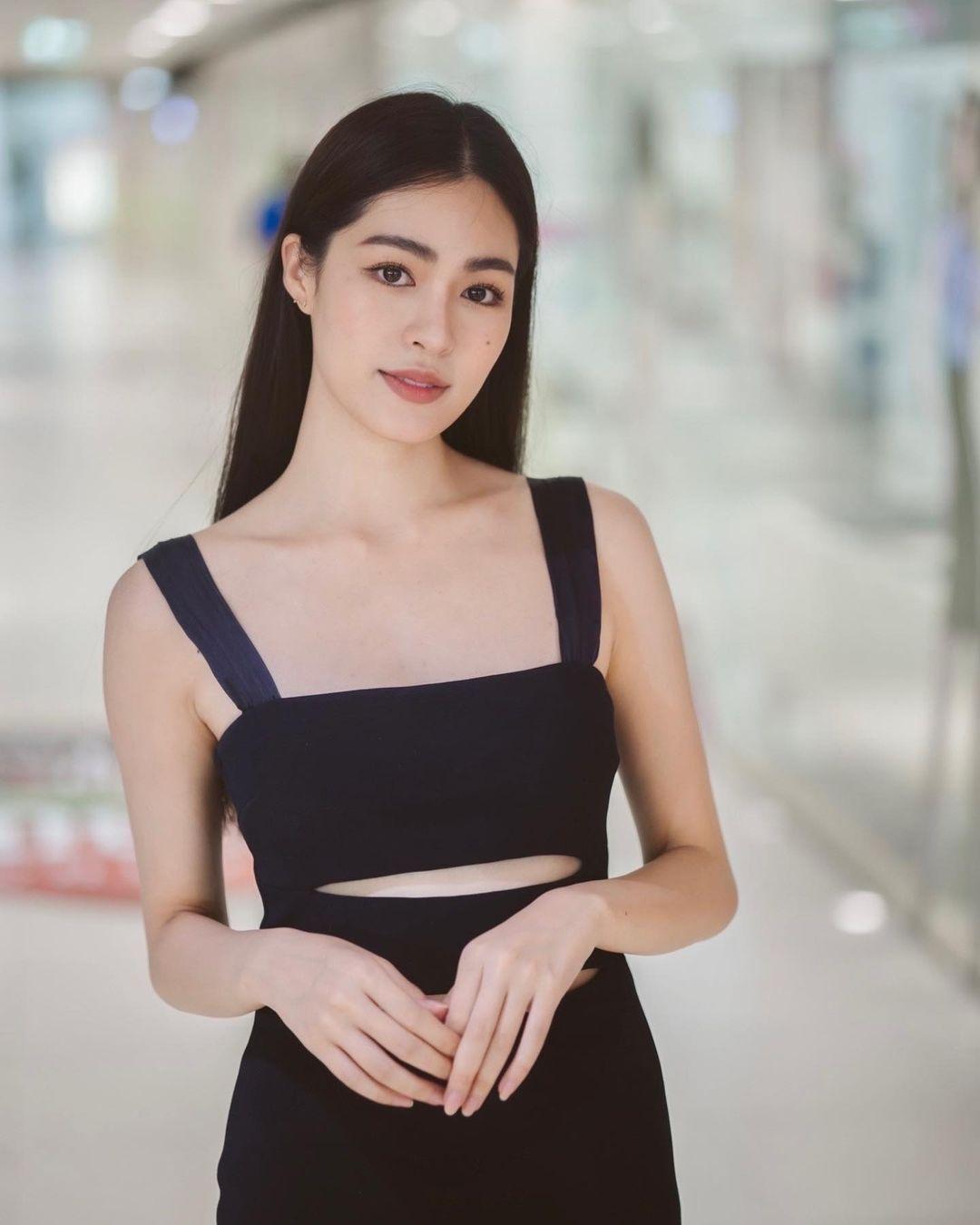 冲遊泰國7｜港泰混血女主持Sirilak好吸睛 精通四種語言 今年首度升呢做女一 | am730