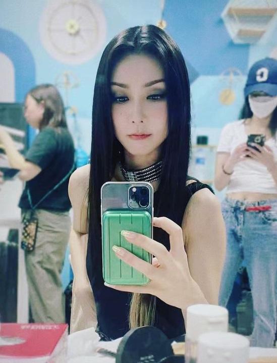 小姐邊位？ 41歲薛凱琪自拍再變臉 | am730