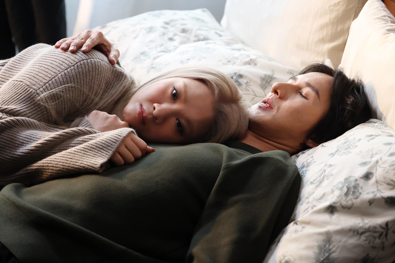 鄭欣宜為新歌《恐懼蠶食心靈》拍MV考演技 幻想男友離世變喊包 | am730