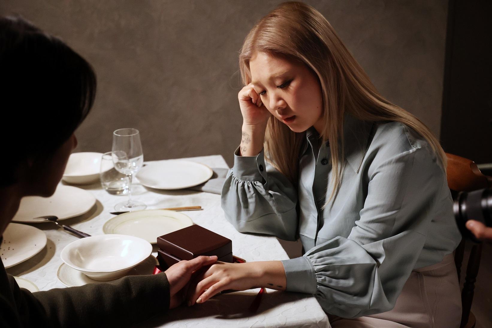 鄭欣宜為新歌《恐懼蠶食心靈》拍MV考演技 幻想男友離世變喊包 | am730