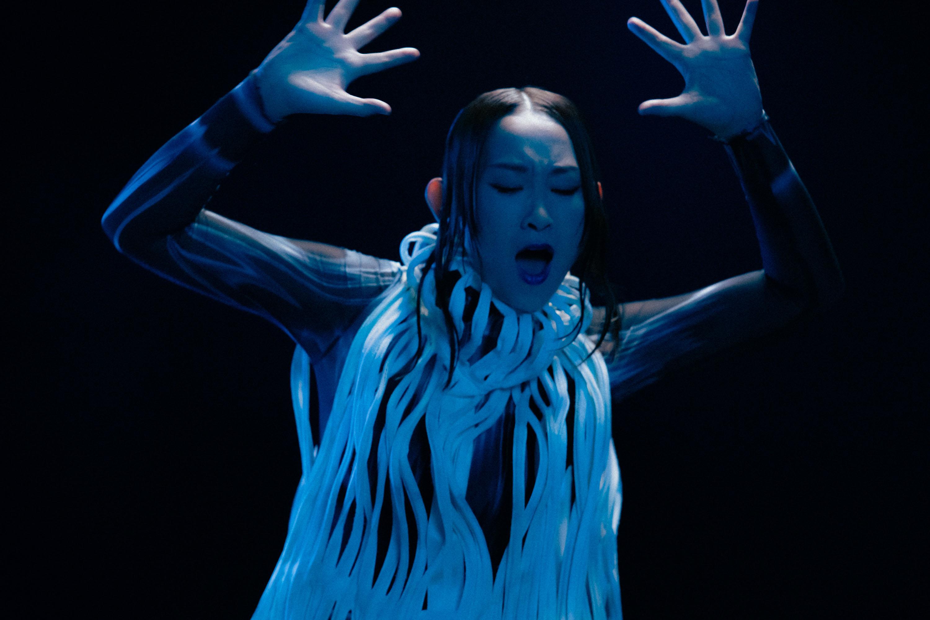 王菀之Serrini扮精靈 合體拍MV | am730