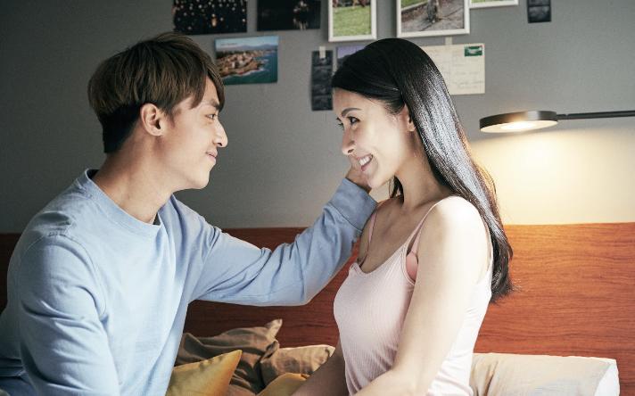 忽然心動｜AK與陳欣妍拍床戲硬晒軚變機械人：我對眼唔知要望邊 | am730