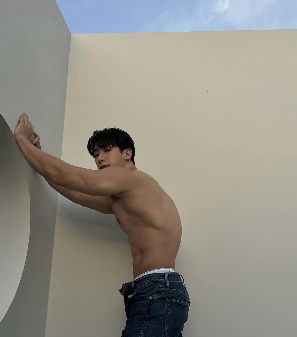 元虎剝衫拍廣告 半裸與Anson Lo鬥肌 | am730