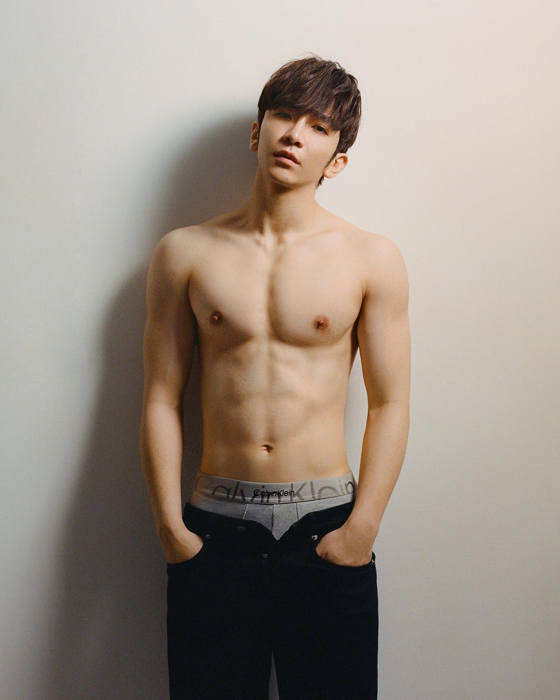 元虎剝衫拍廣告 半裸與Anson Lo鬥肌 | am730