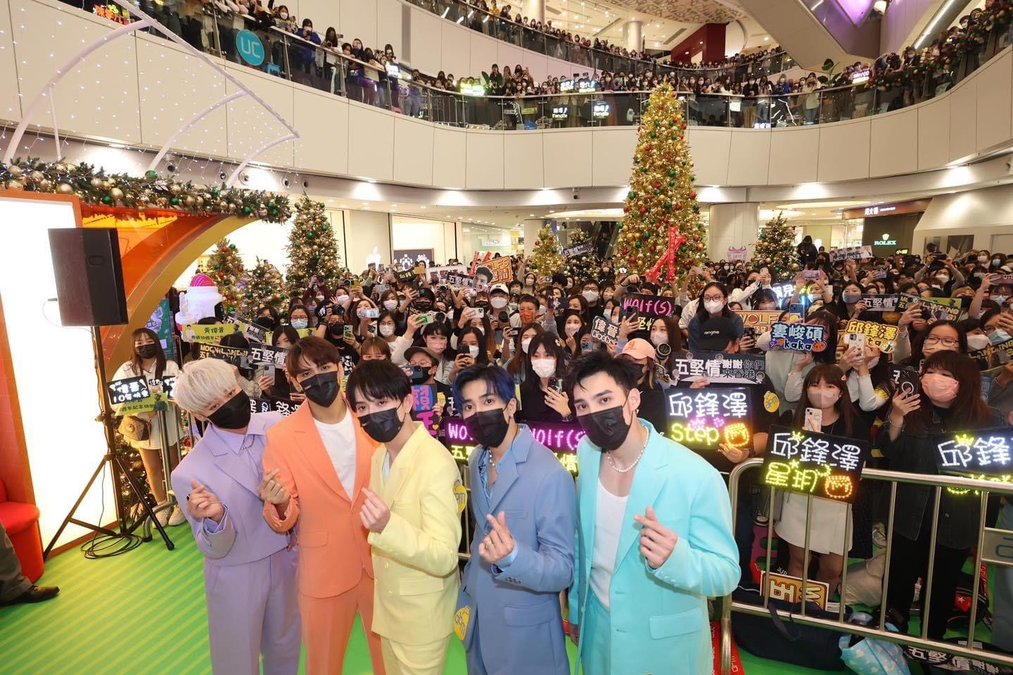 五堅情襲港逾千粉絲塞爆商場 邱鋒澤抱抱Edan變《First Love》MV | am730