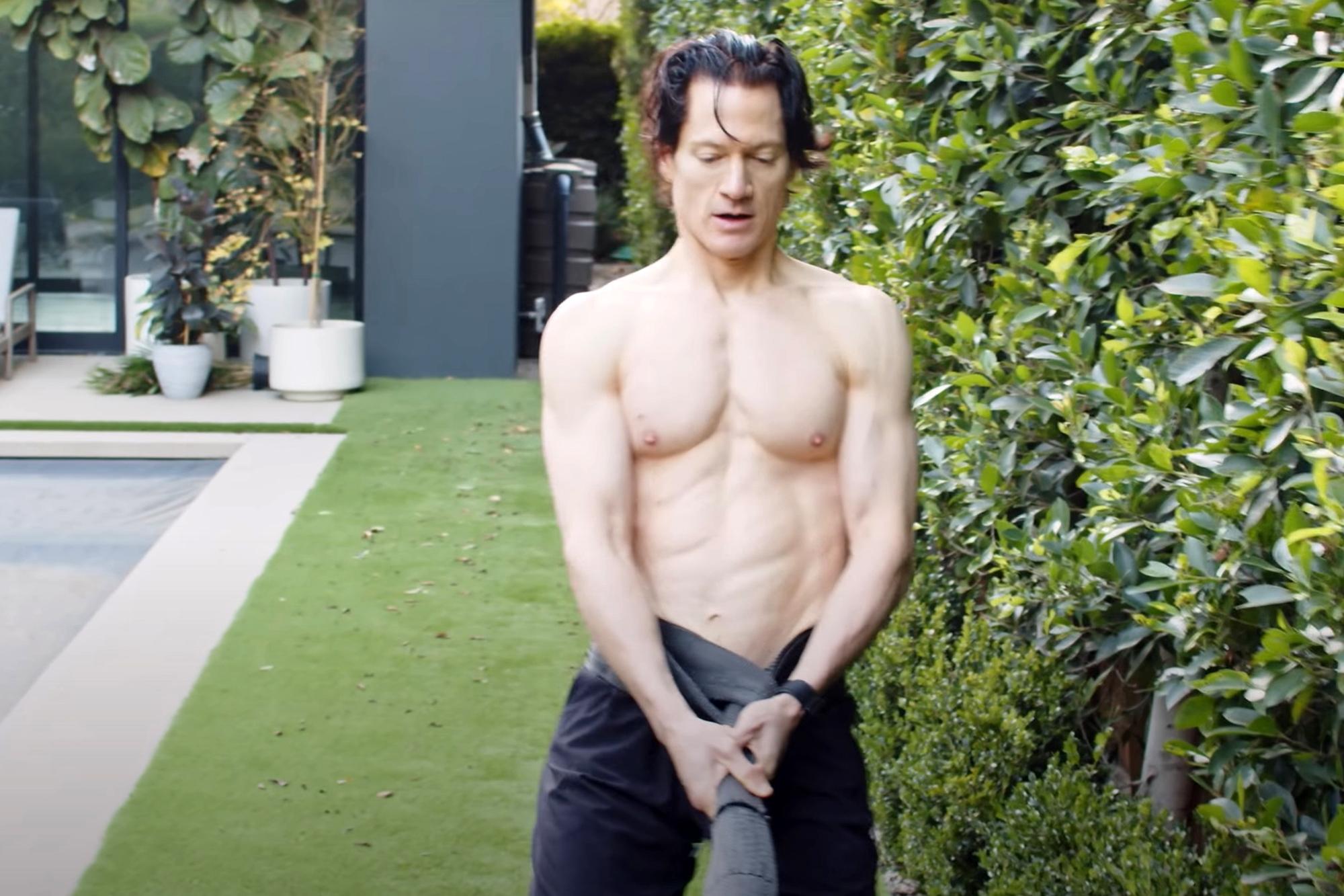 45歲億萬富翁年花200萬元回春 聘30醫生重回18歲 | am730