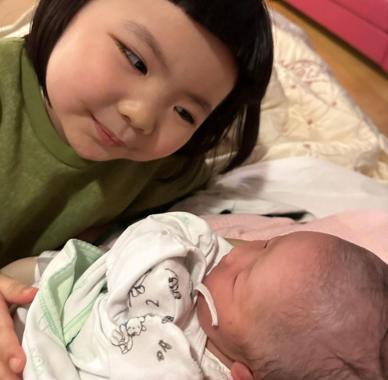 Lucy榮升家姐超肉緊 媽咪梁志瑩卸貨誕Sucy | am730