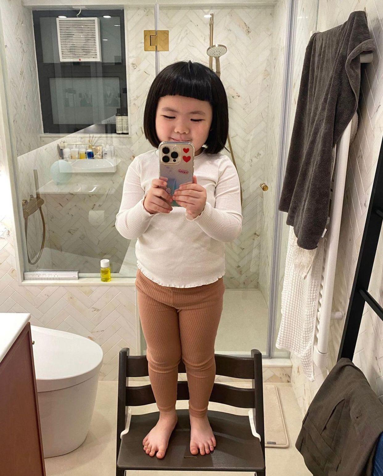 Lucy倒數做家姐 趁媽咪臨盆在即操刀拍孕照 | am730