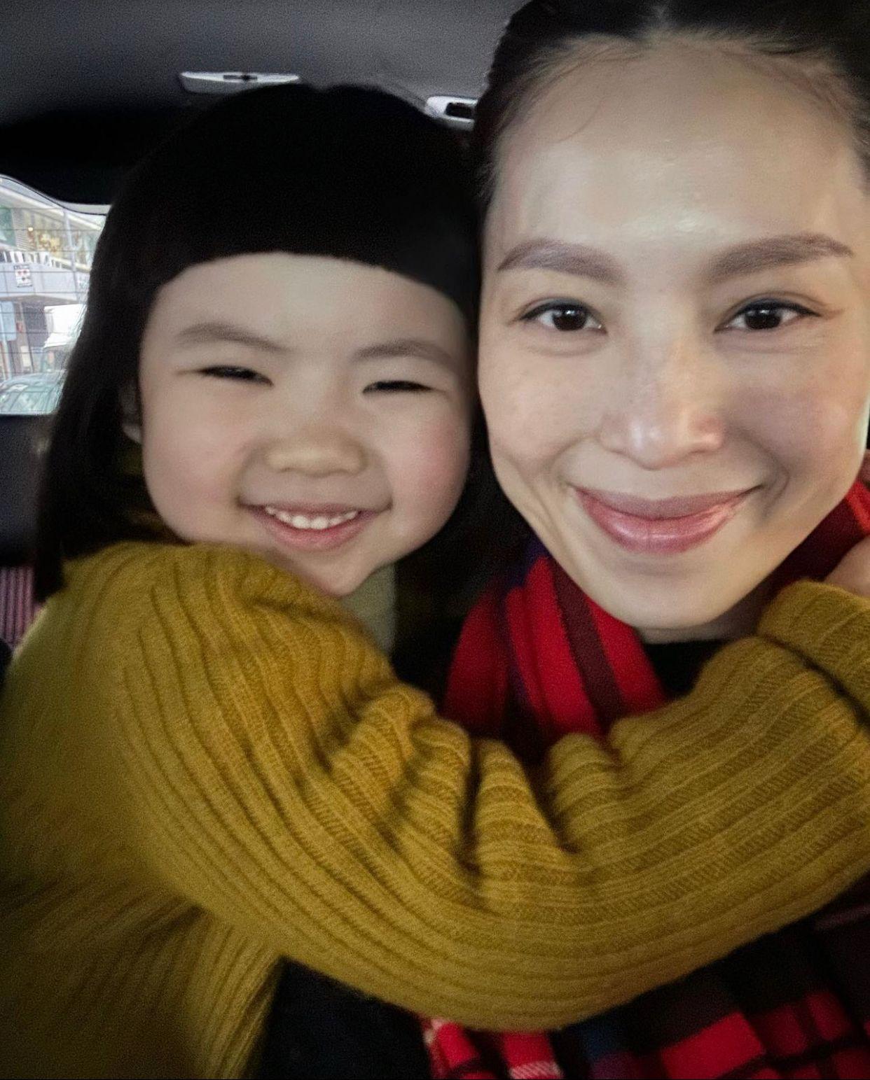 Lucy倒數做家姐 趁媽咪臨盆在即操刀拍孕照 | am730