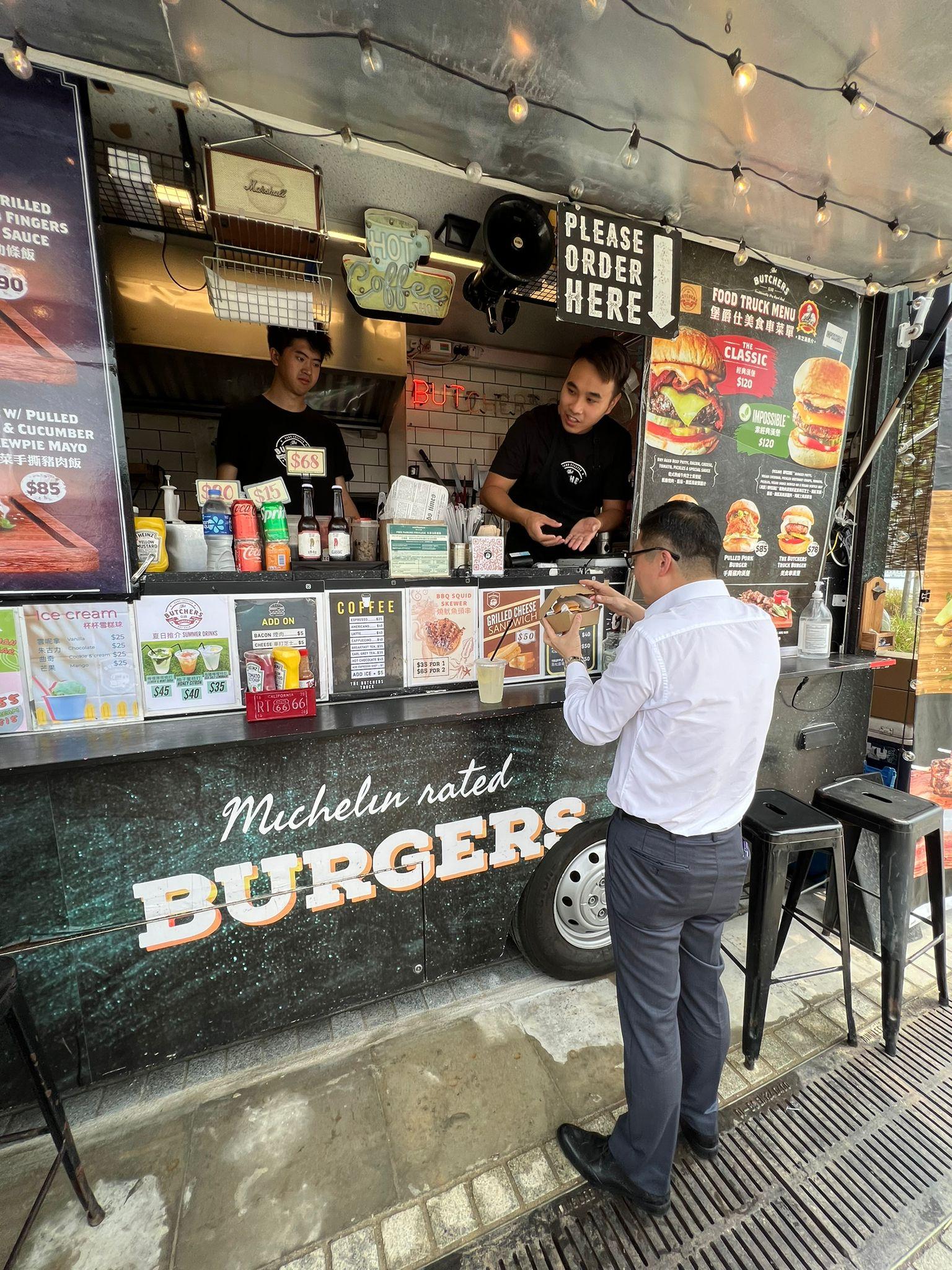 鄧炳強西九耍雙截棍食西人漢堡向小學生宣傳国安 | LIHKG 討論區