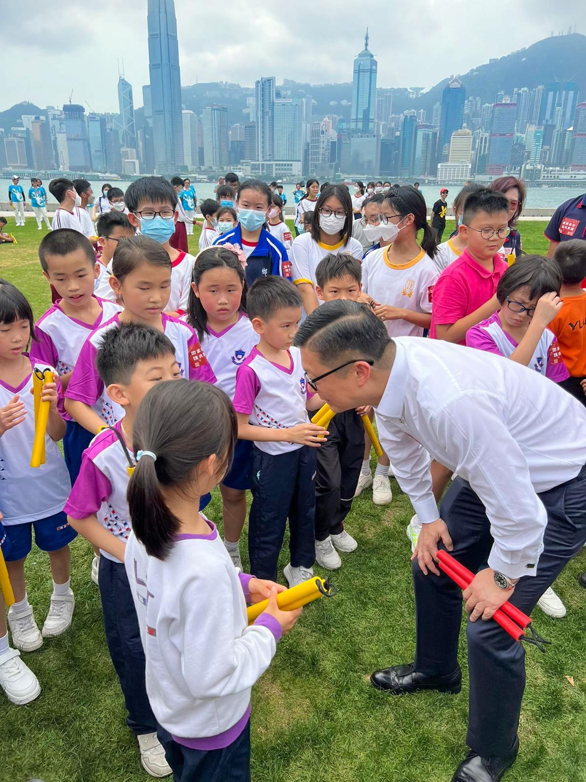 鄧炳強西九耍雙截棍食西人漢堡向小學生宣傳国安 | LIHKG 討論區