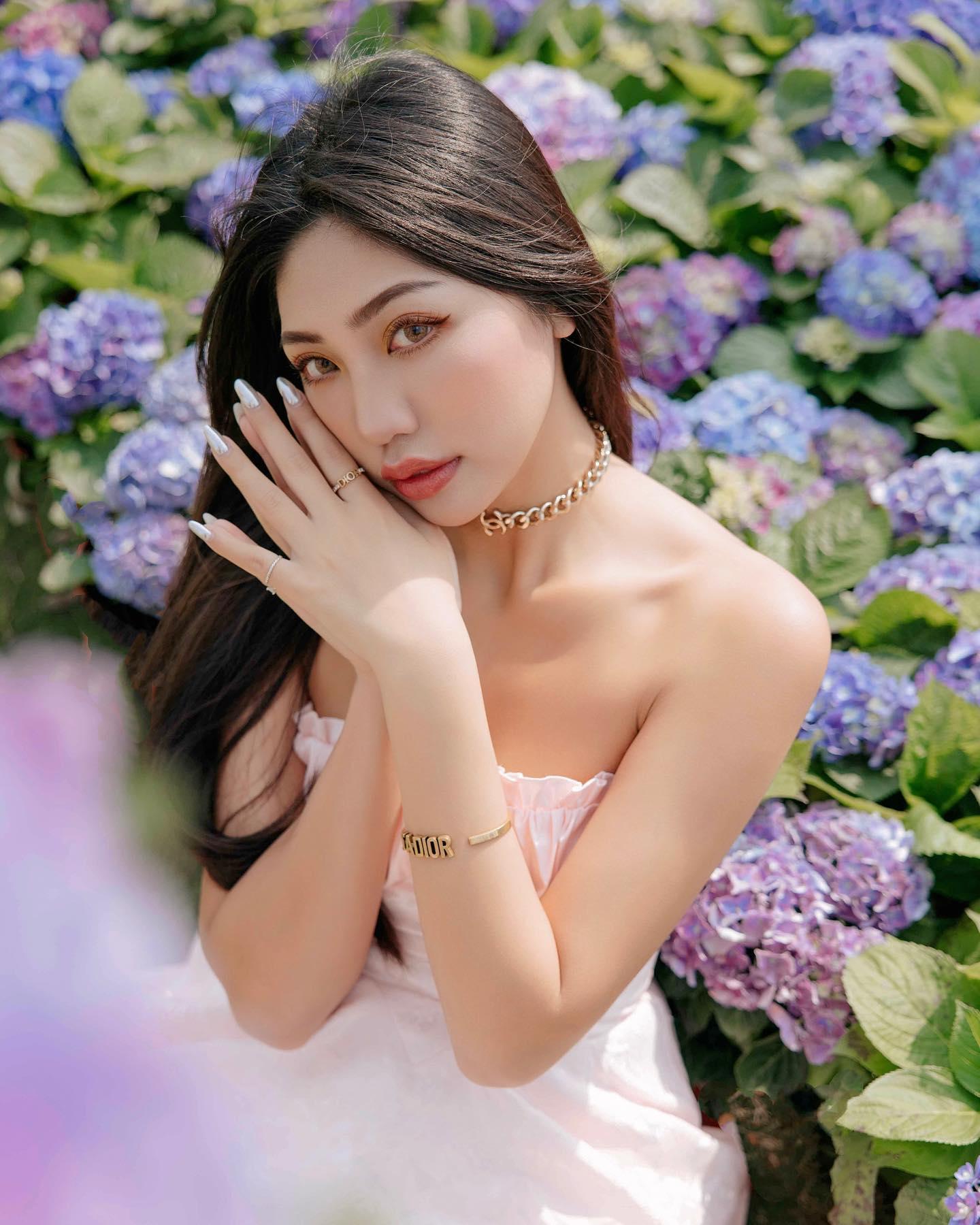 台灣KOL林倩歐遊拖床褥去露台打卡 網民斥丟架：沒必要為拍照這樣 | am730