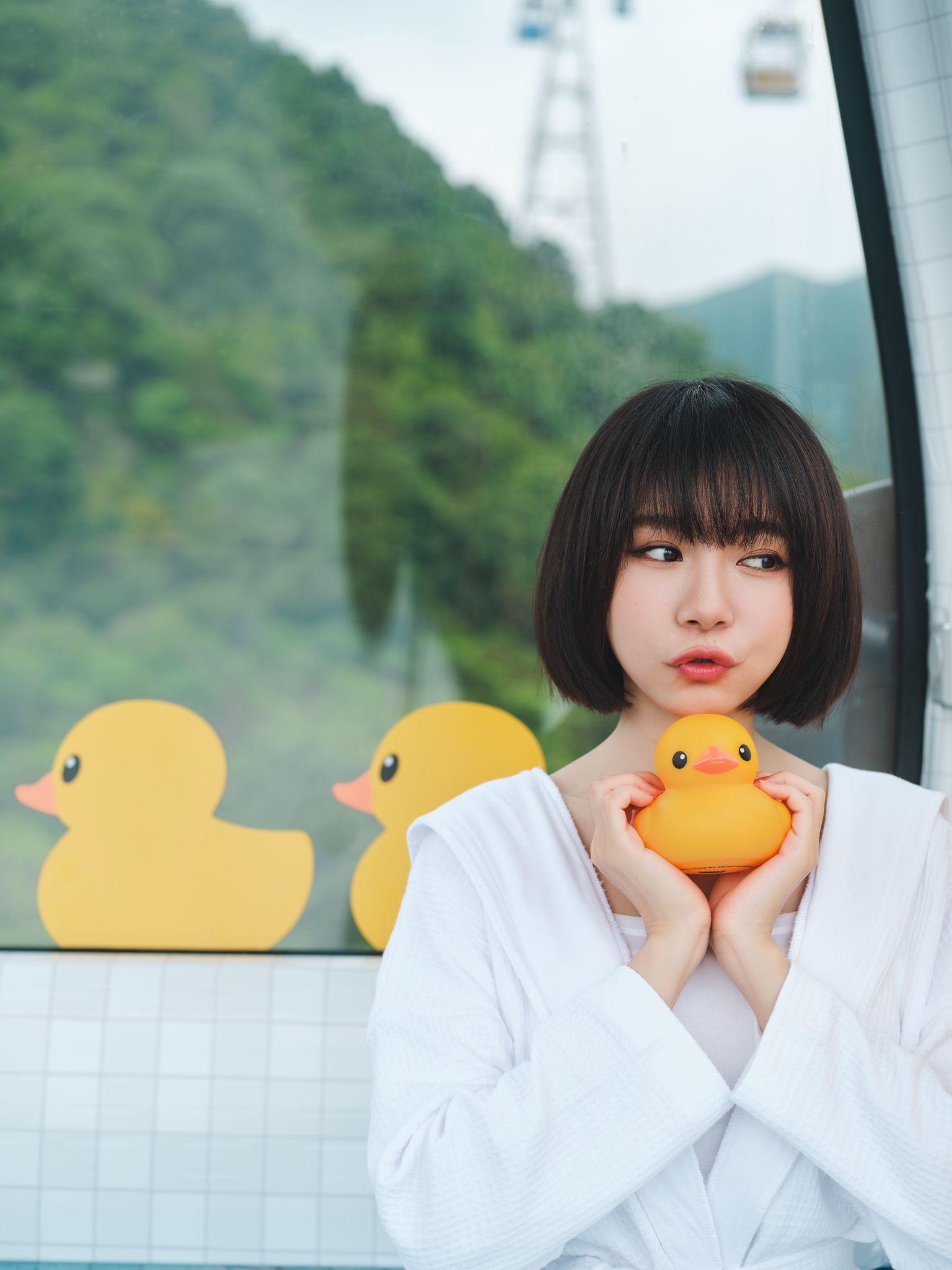 林明禎浴袍Look與橡皮鴨泡浴 昂坪360追鴨瘋狂打卡 | am730