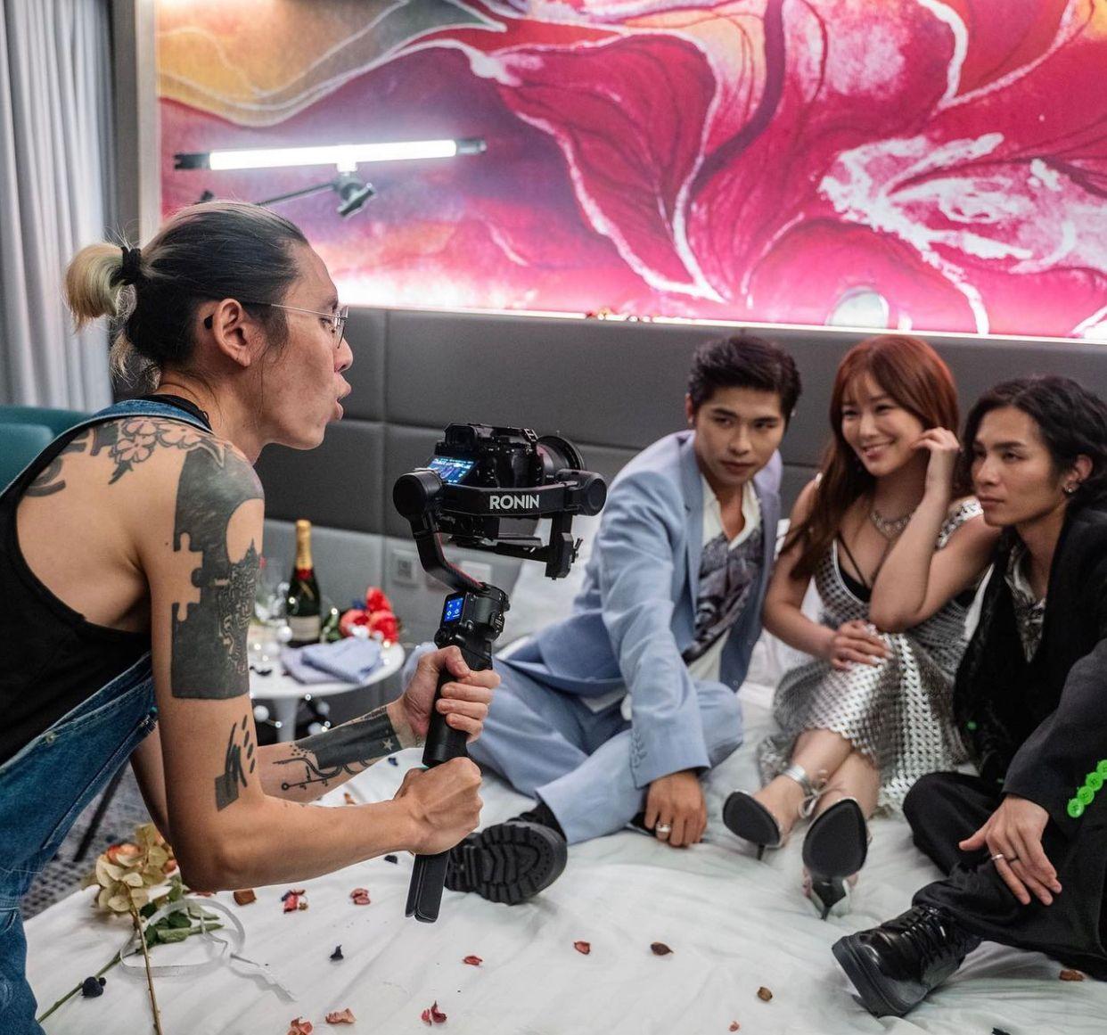 Erena素海霖為N9拍處女MV 扮游學修老婆上演男男捉姦 | am730