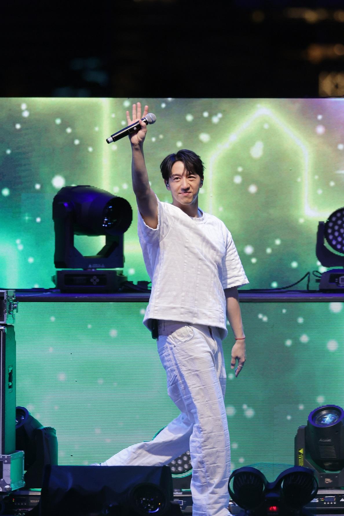 靚聲歌喉震撼維港 Jay Fung想同台灣樂隊宇宙人合作 | am730