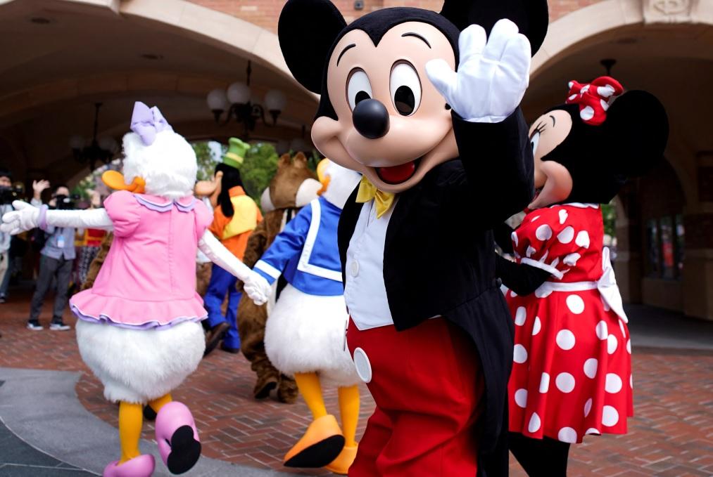 擺烏龍｜數百歐洲議員去開會 竟遭火車載到巴黎迪士尼樂園與米奇見面 | am730