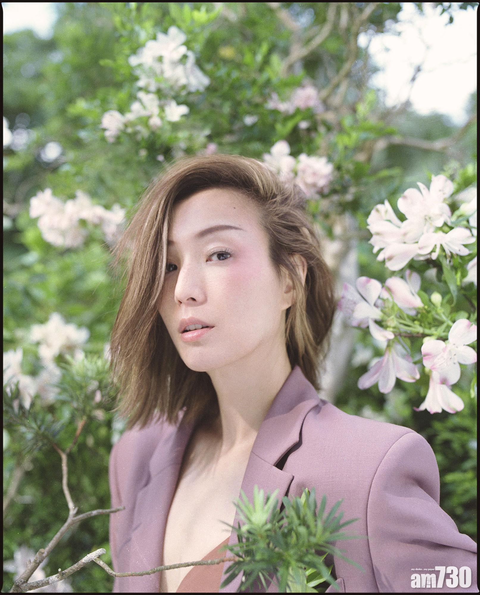 Sammi新碟封套晒背好性感 | am730