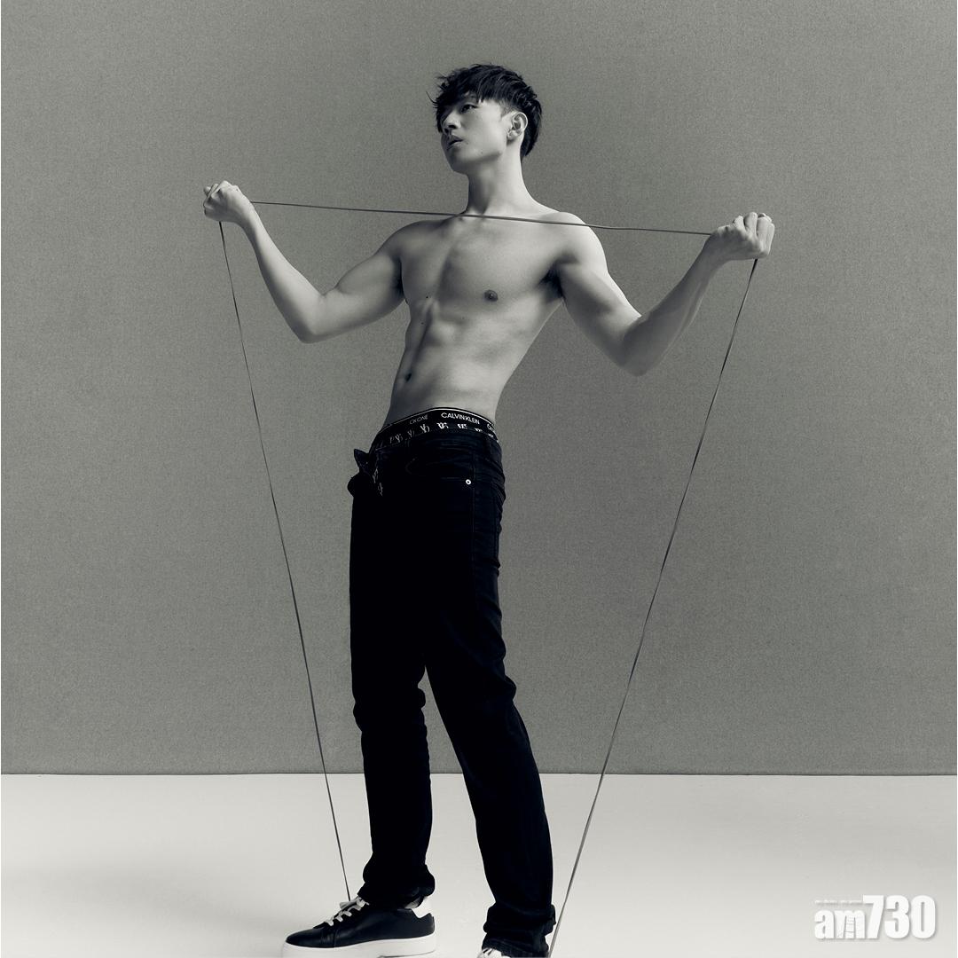 多相｜陳卓賢Ian接力教主Anson Kong拍內褲廣告 限量專屬手帶供Hellosss換購 | am730