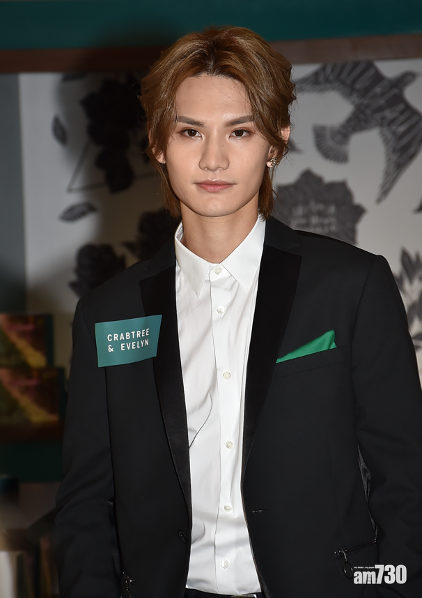 Jeremy@MIRROR型look現身 邊走邊做心心手勢冧fans | am730