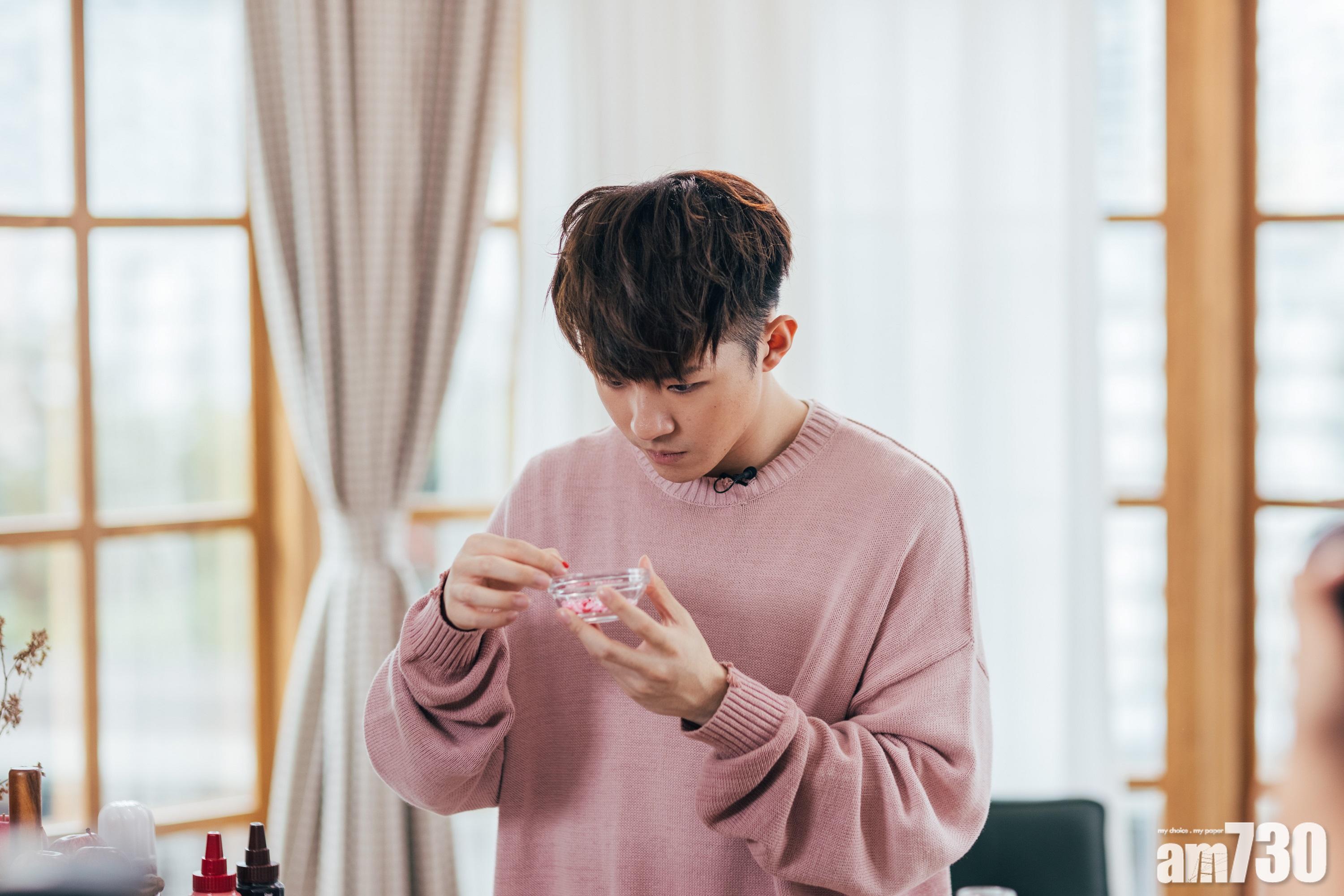 一鏡到底｜Ian@MIRROR首拍洗頭水廣告 一比一人形紙牌俾Hellosss打卡 | am730