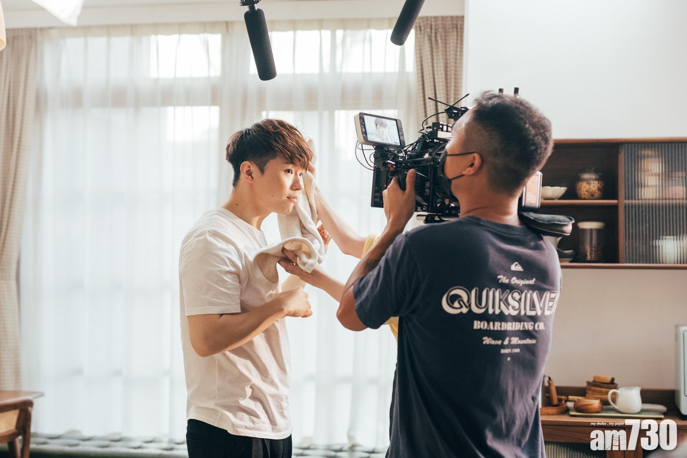 一鏡到底｜Ian@MIRROR首拍洗頭水廣告 一比一人形紙牌俾Hellosss打卡 | am730