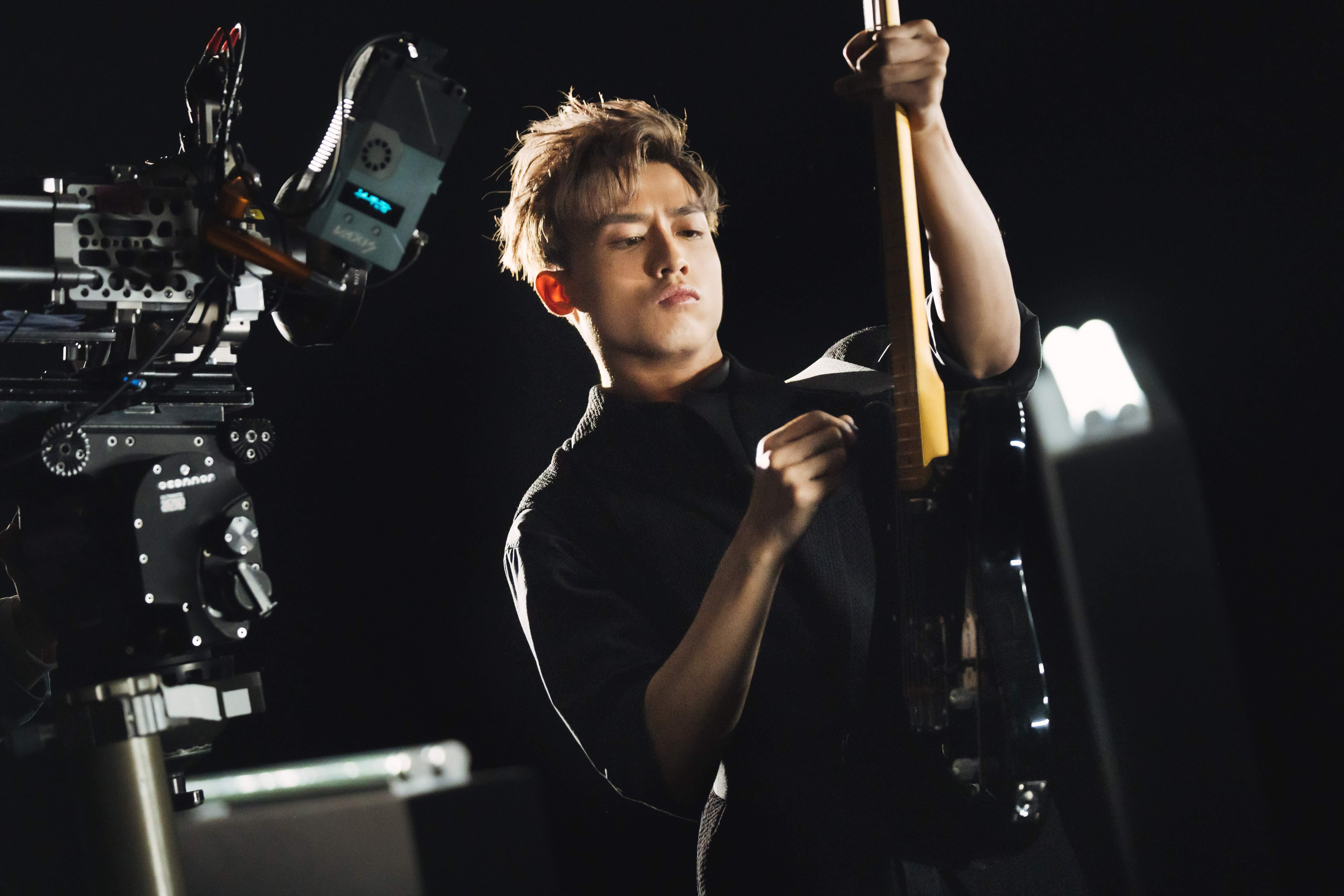 AK@MIRROR鏡頭前彈結他出晒汗 拍廣告似開騷好high | am730