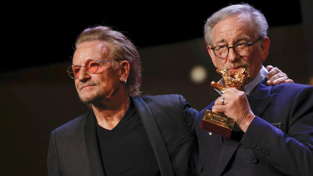 柏林影展｜史提芬史匹堡獲頒終身成就獎 U2主音Bono驚喜現身 | am730