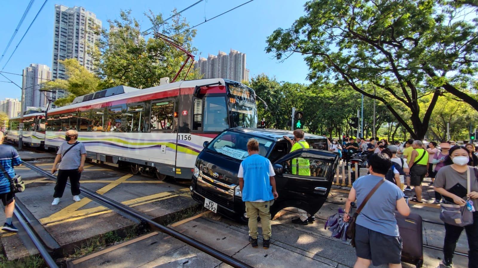 天水圍輕鐵攔腰撞貨Van 4人傷 輕鐵服務一度受阻 | am730