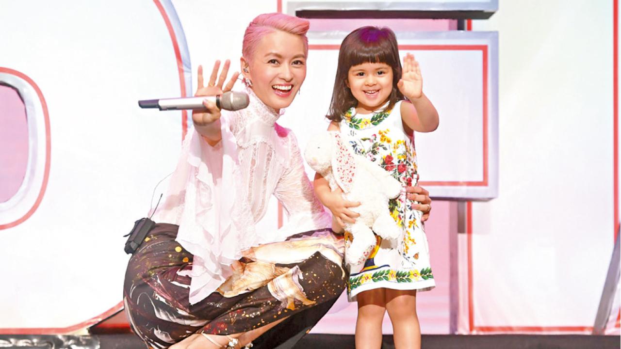 Gigi愛女Sofia初登舞台 | am730