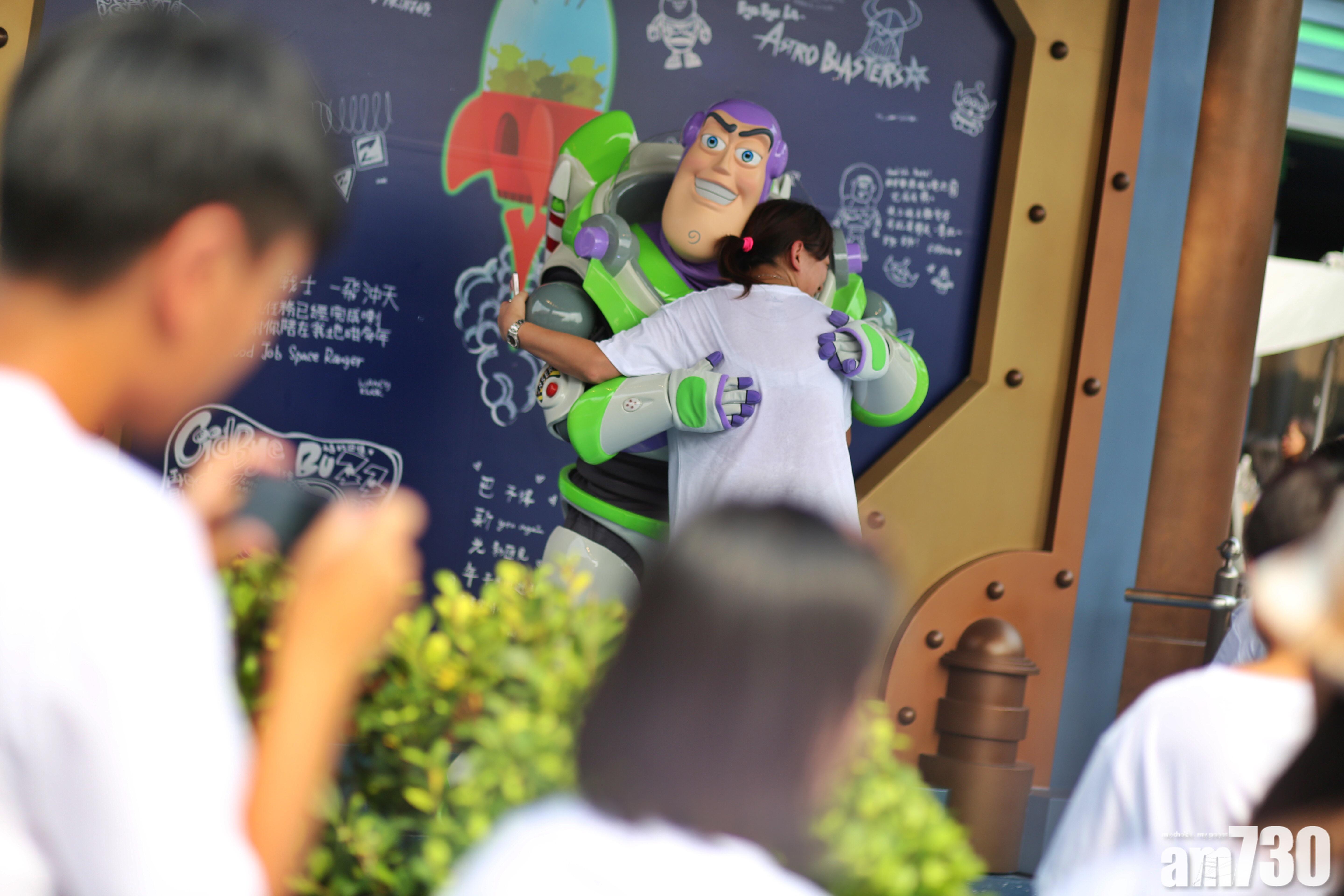 巴斯光年完成「最後任務」 300粉絲爭相送別 | am730